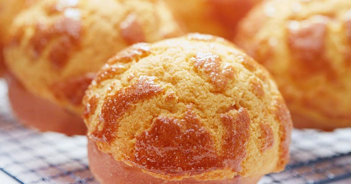 Hong Kong Pineapple Bun Dozen by Kee Wah Bakery | Goldbelly