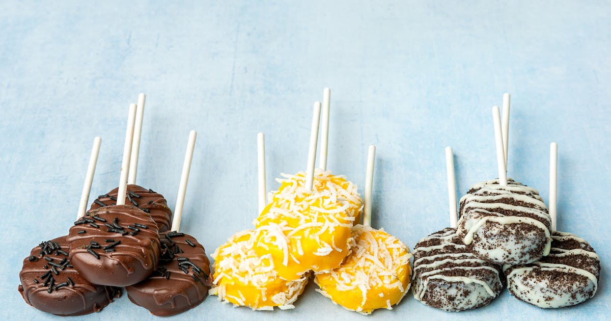 Assorted Cake Pops - 12 Pack by Splash Cafe | Goldbelly