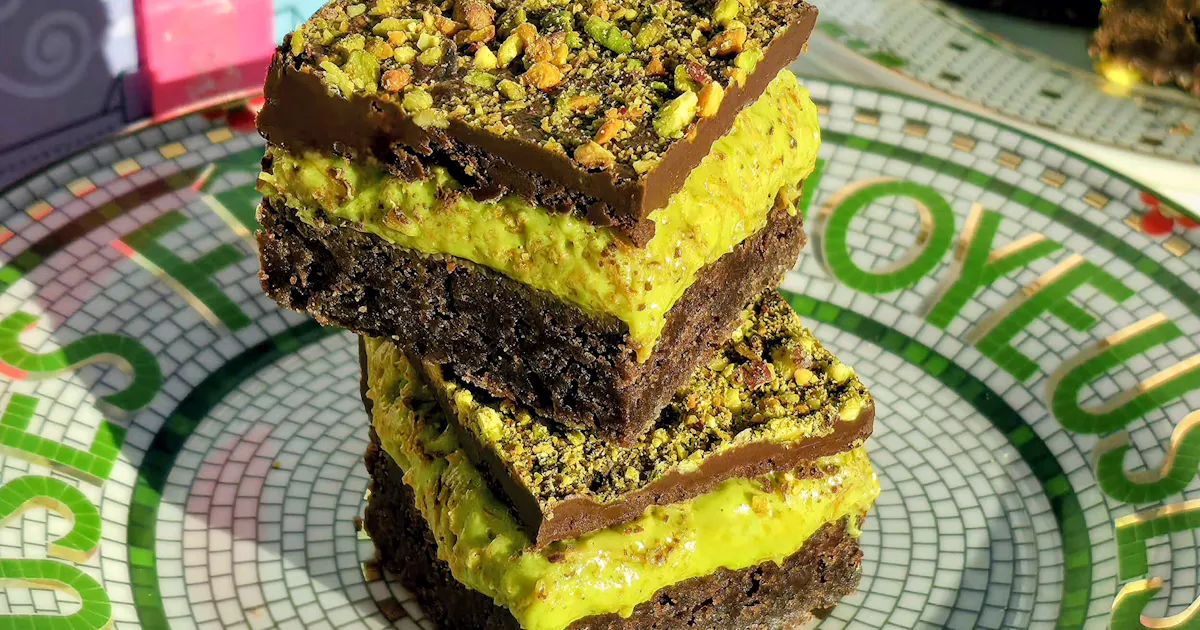 Dubai Pistachio Chocolate Bar Shortbread by Shortbread Society | Goldbelly